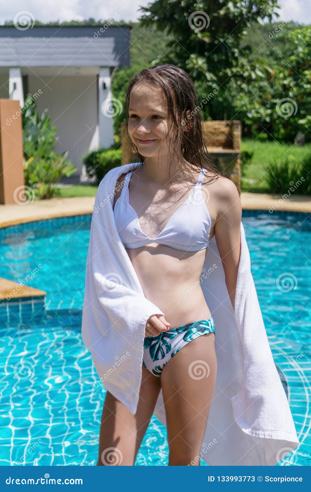 Junges Nettes Jugendlich Mädchen Im Bikini Und Im Weißen Tuch Kommt Aus