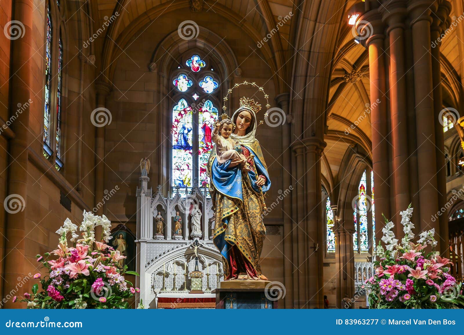 Jungfrau Maria Mit Jesus-Statue Stockbild - Bild von frieden ...