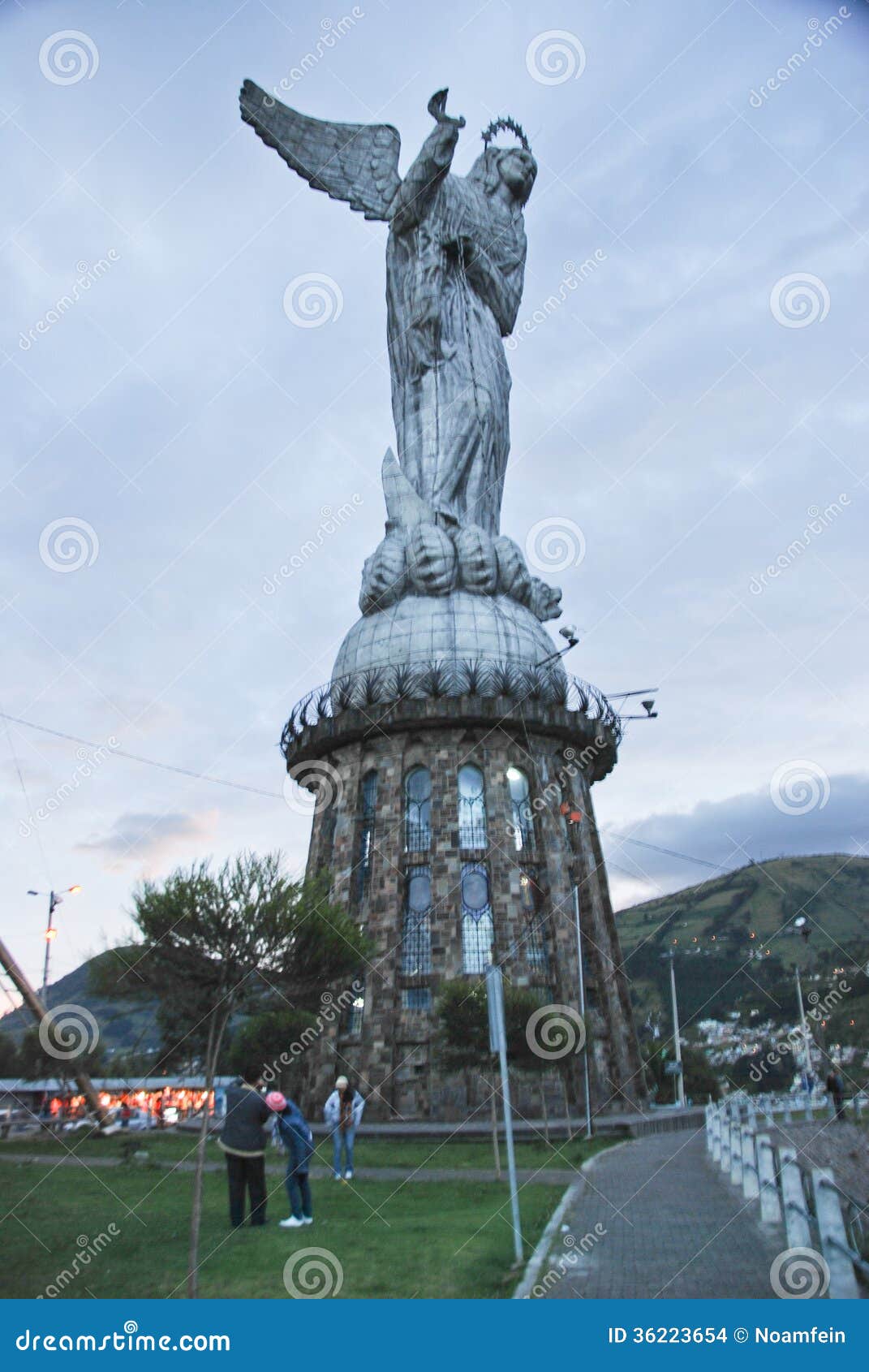 Jungfrau Maria Von Quito-Statue, Ecuador Redaktionelles Stockbild ...