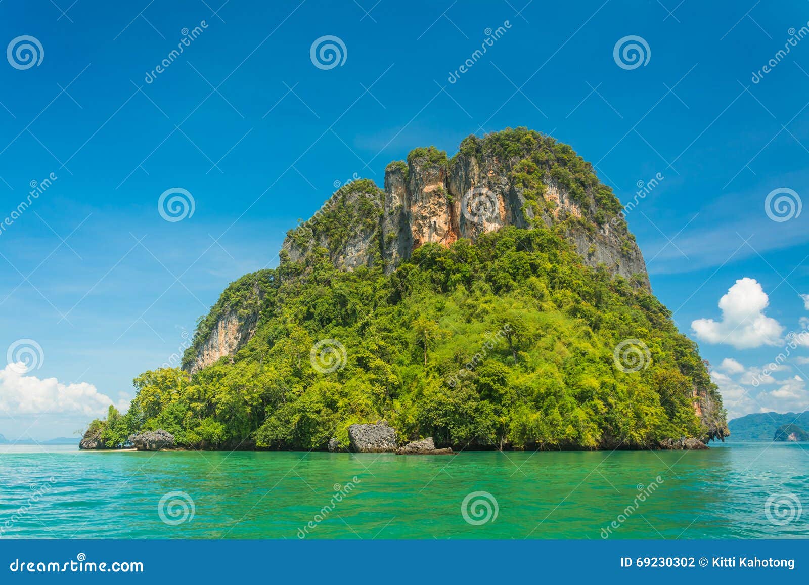 Jungle Limestone Cliffs Around Phi-Phi Leh Island Stock Photo - Image ...