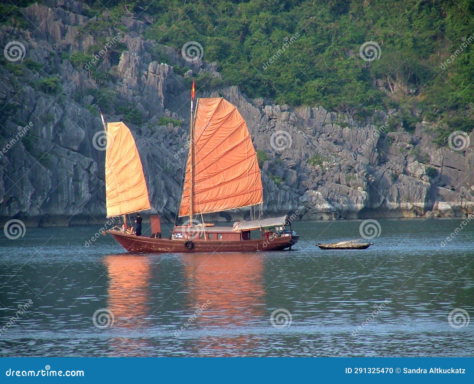 Junk in the Chinese sea editorial image. Image of sailing - 291325470