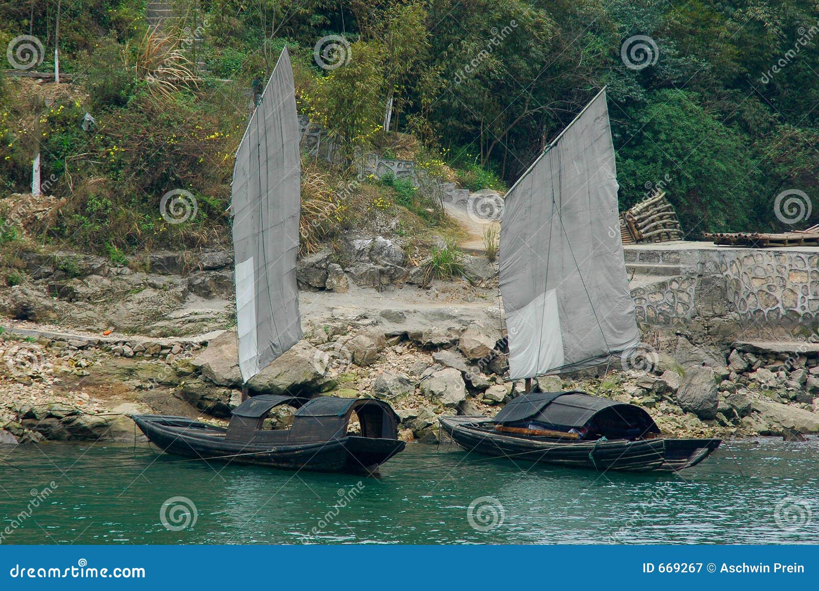 Junks stock image. Image of river, boat, green, transportation - 669267