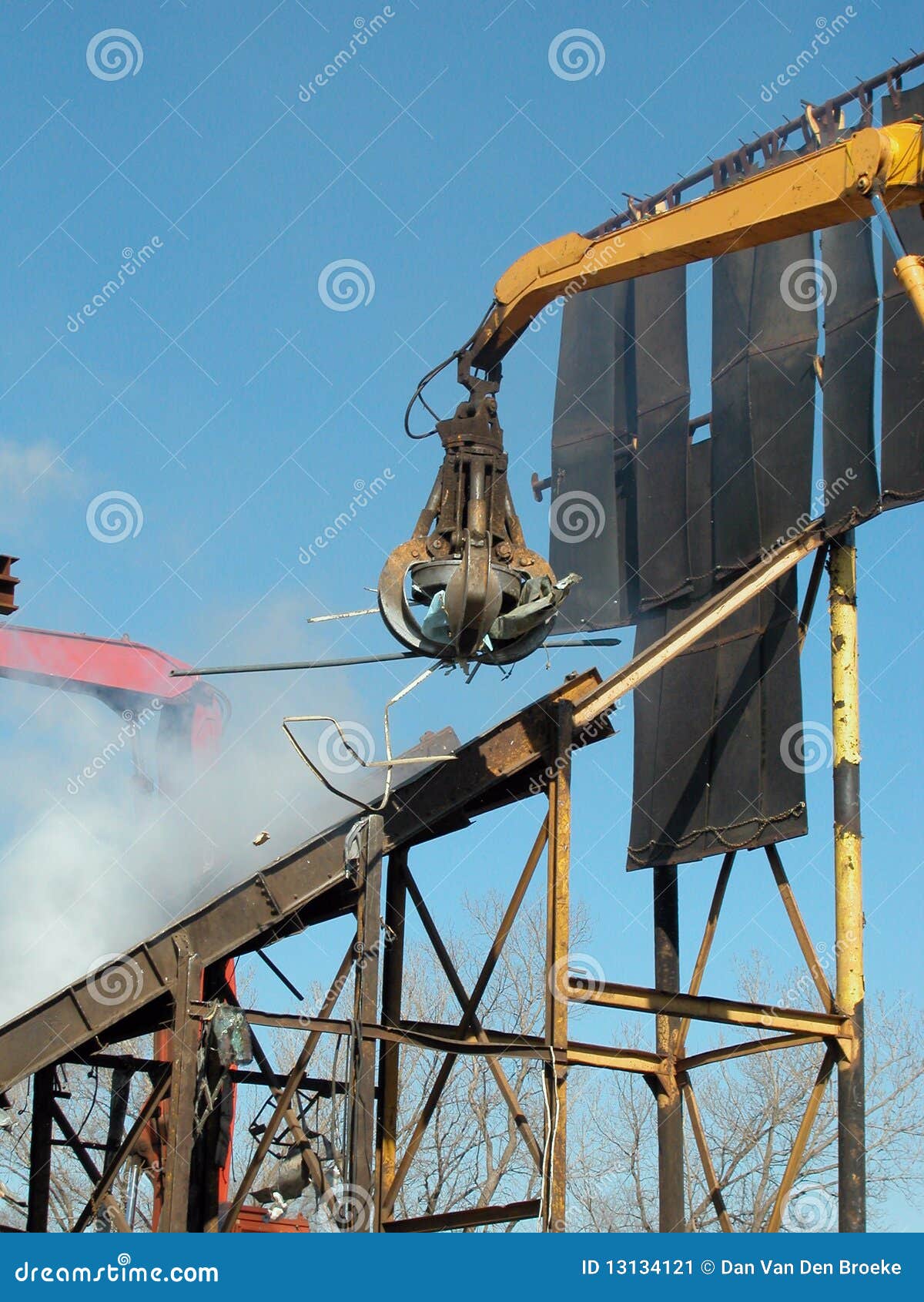 Junkyard claw stock image. Image of crane, dumped, corrosion - 13134121