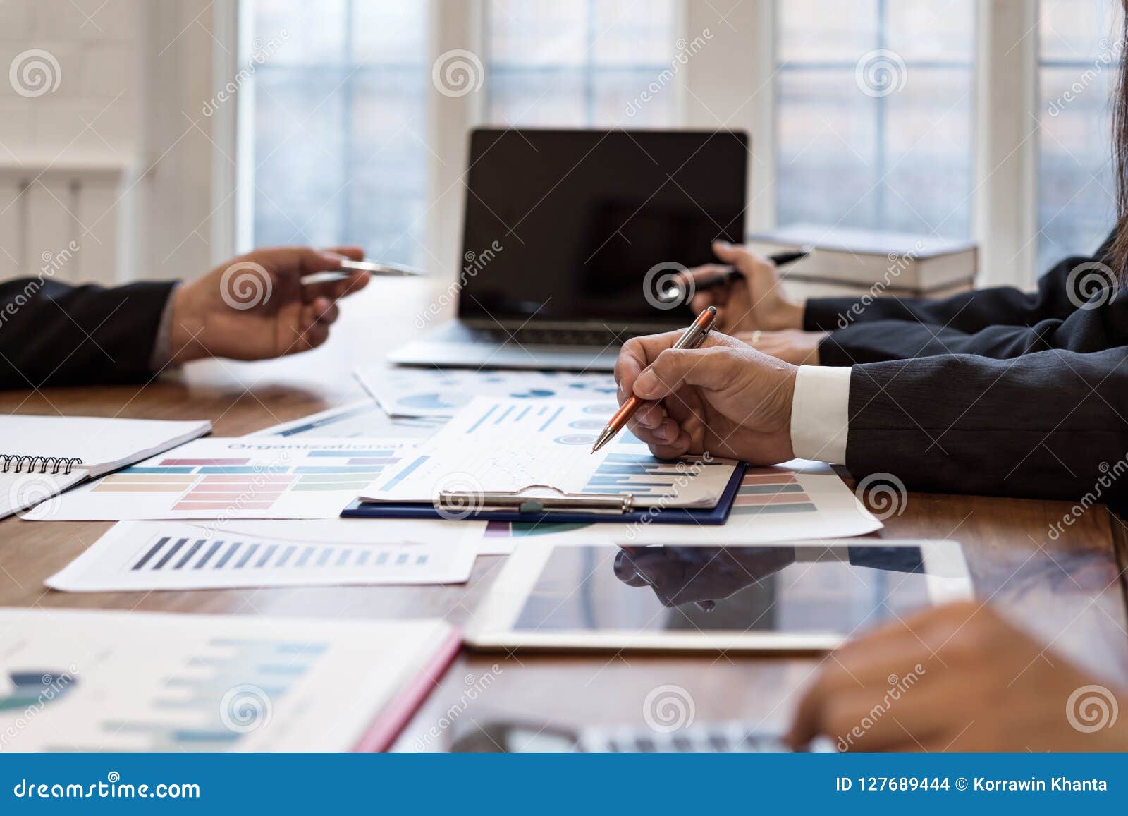 Junta Directiva Que Planean Proyecto, Considerando Oferta Del Negocio ...