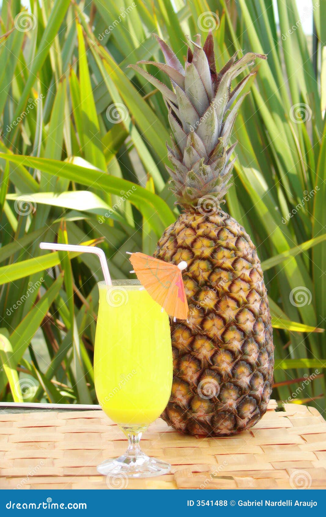 Jus d'ananas photo stock. Image of délicieux, boisson - 3541488