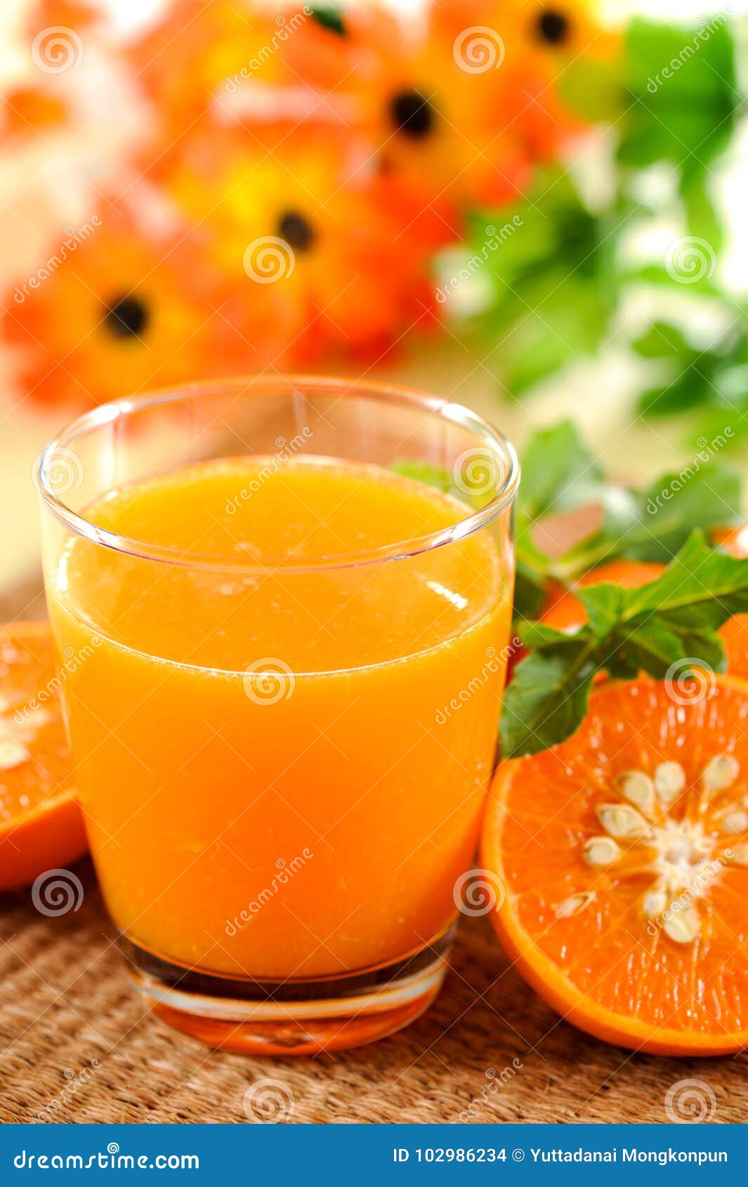 Jus d'orange photo stock. Image du été, boisson, orange - 102986234