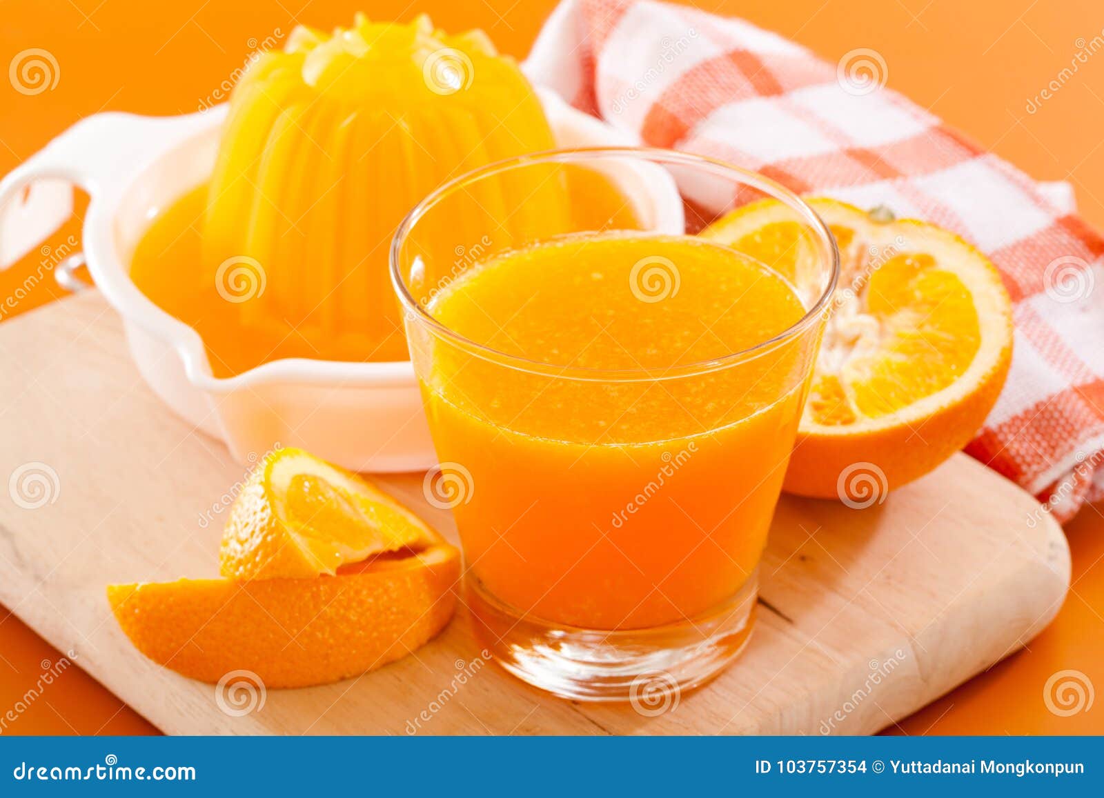 Jus d'orange photo stock. Image du mûr, rafraîchissement - 103757354