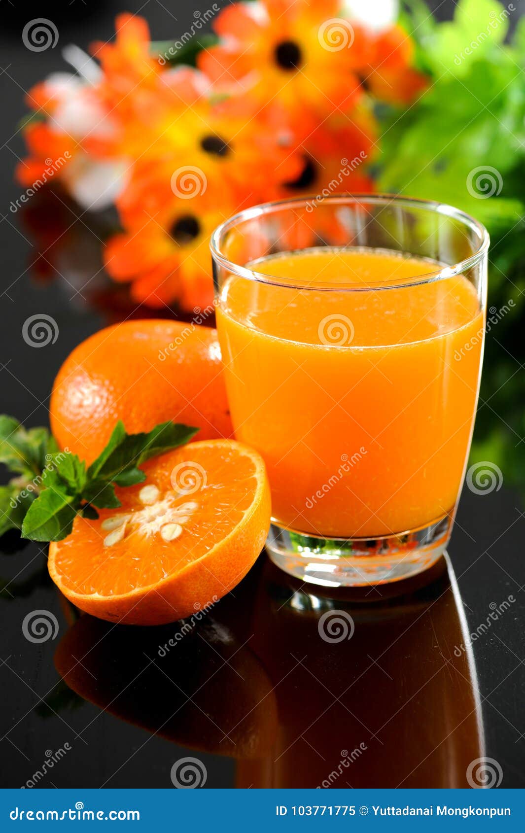 Jus d'orange image stock. Image of fruits, organique - 103771775