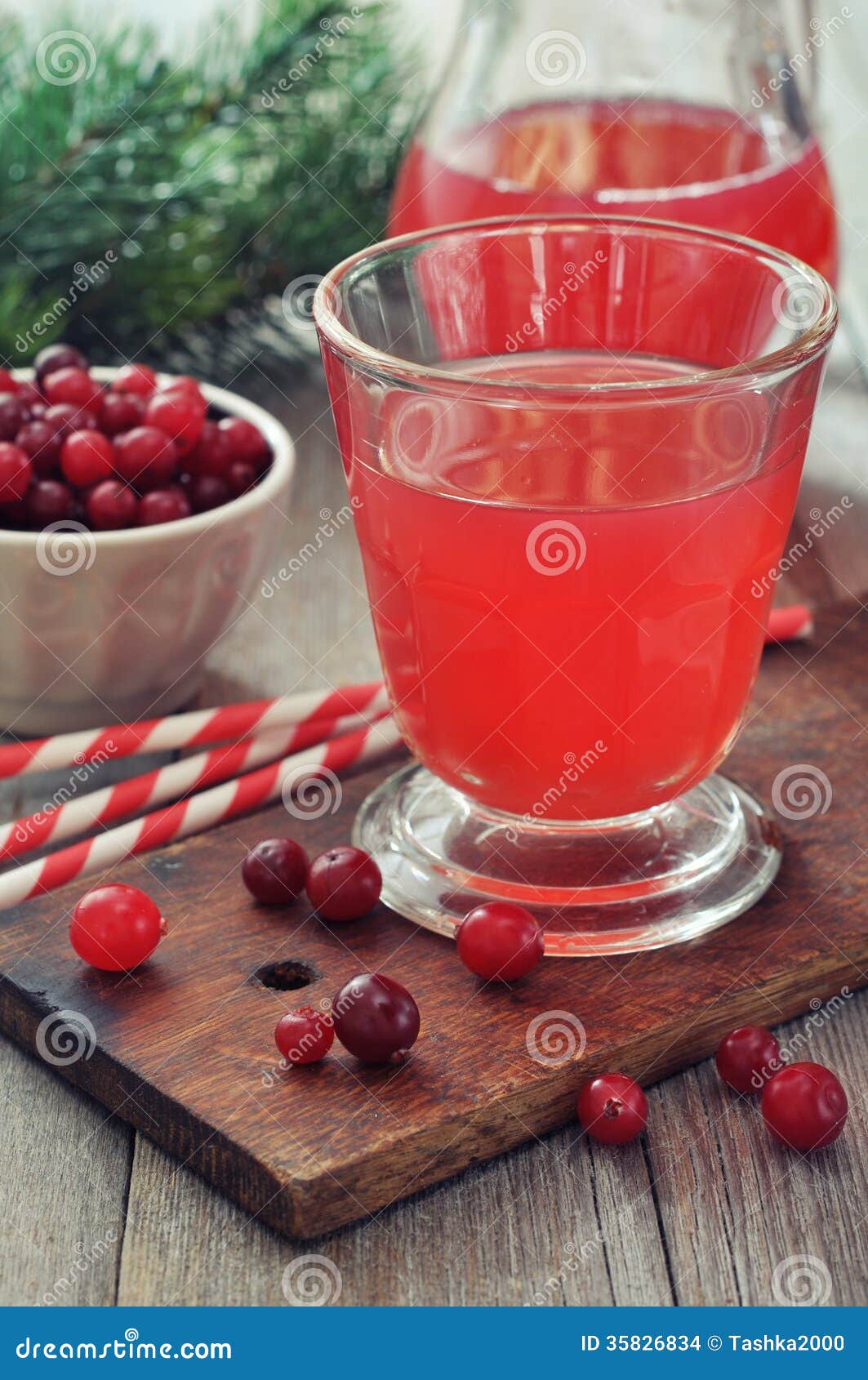 Jus de canneberge photo stock. Image du fruits, cruche - 35826834