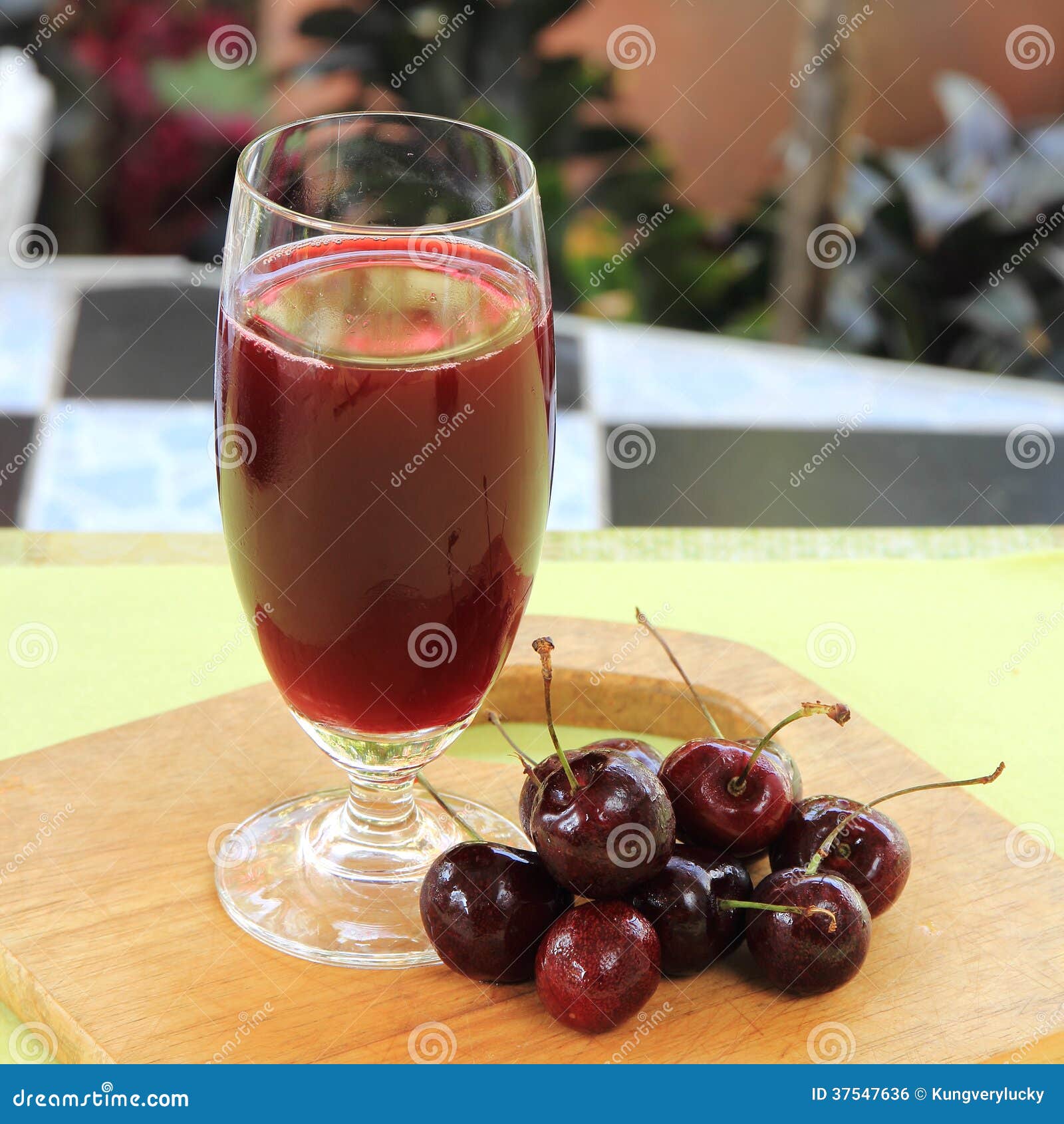 Jus de cerise photo stock. Image du glace, fond, organique - 37547636