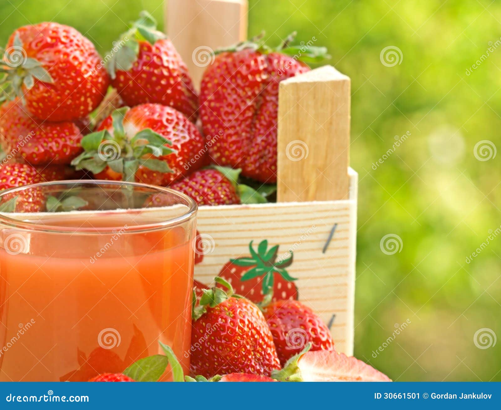Jus de fraise et fraise image stock. Image du orientation - 30661501