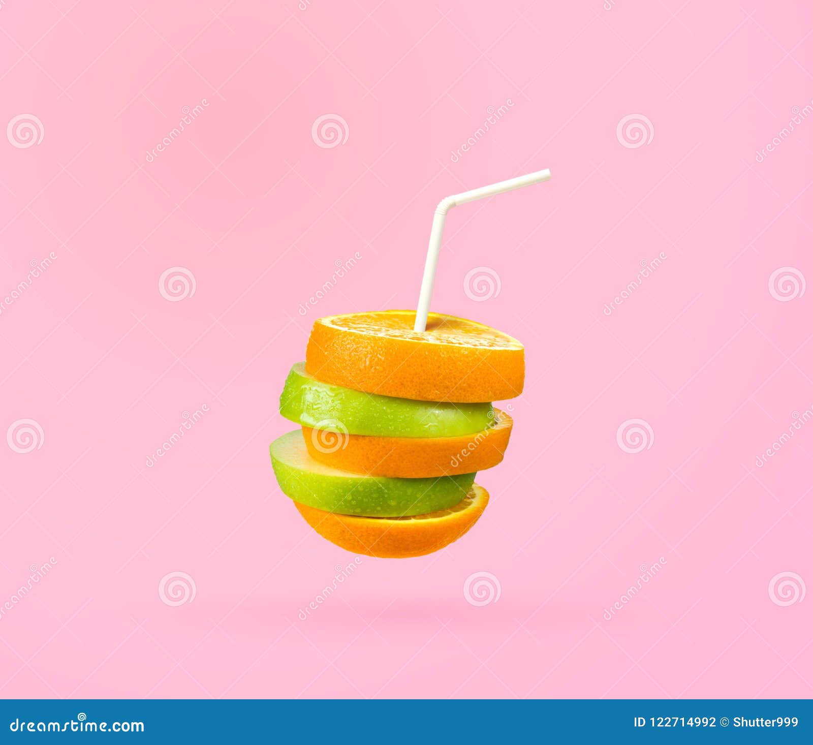 Jus De Fruit De Coupe D'ondulation Avec La Paille Photo stock - Image ...