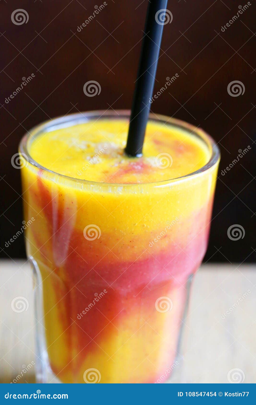 Jus De Fruit Dans Un Verre Avec Une Paille Photo stock - Image du ...