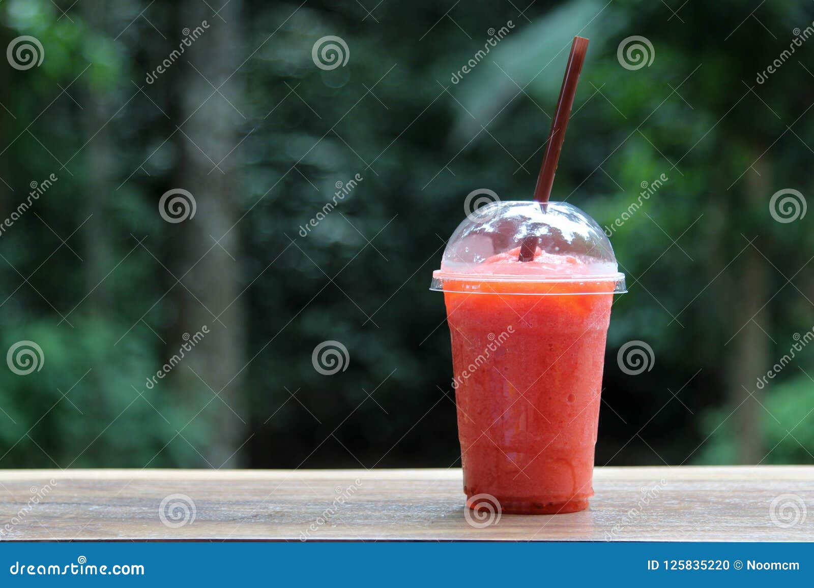 Jus De Fruit En Verre En Plastique Photo stock - Image du fruits, doux ...