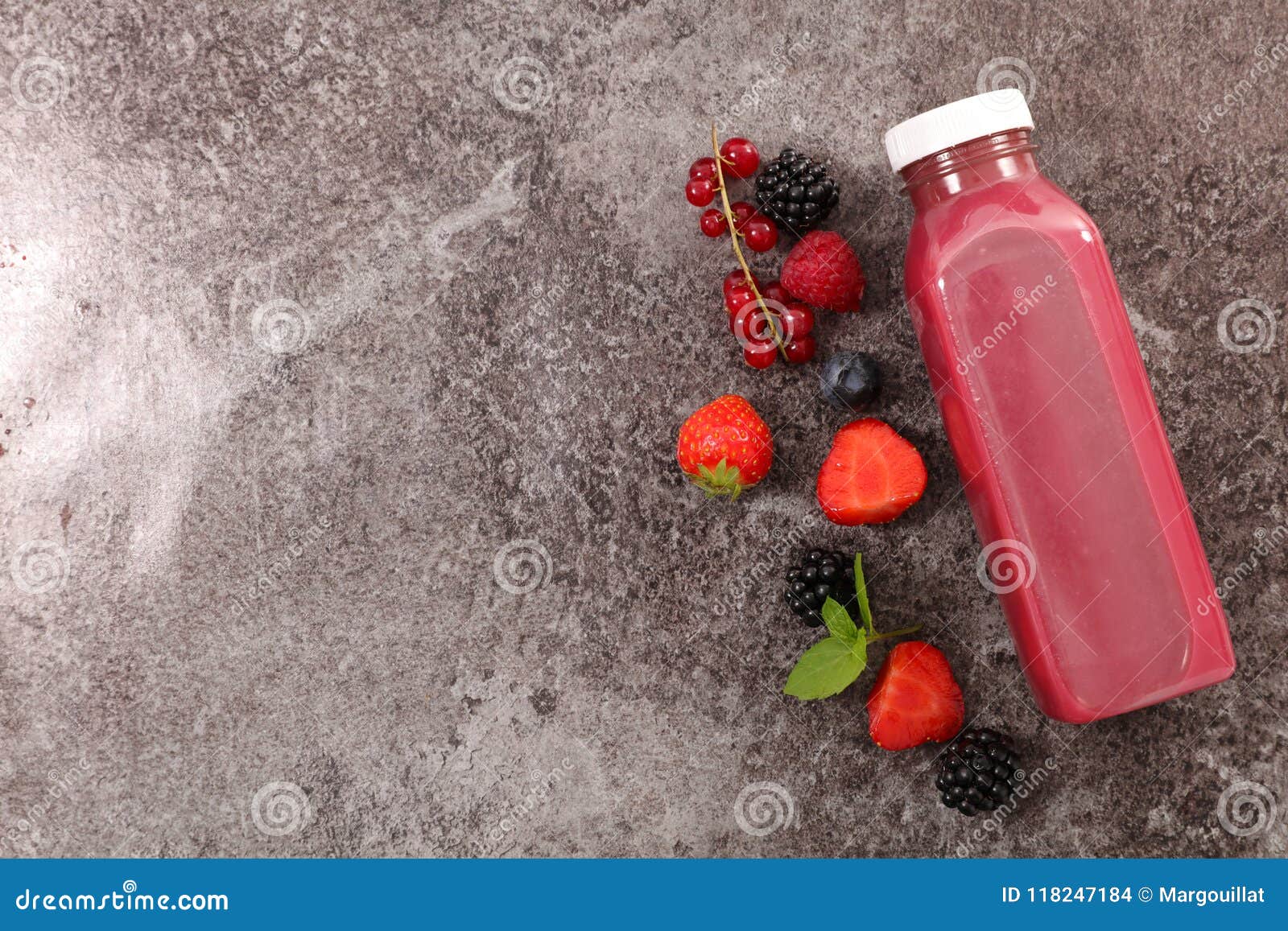 Jus de fruit rouge photo stock. Image du boisson, vivacité - 118247184