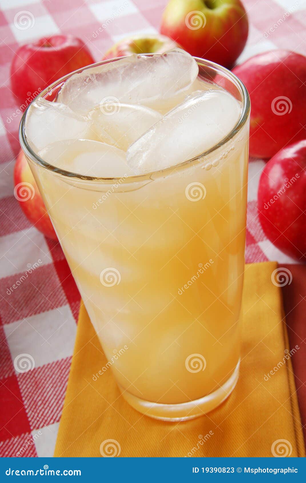 Jus de pomme froid image stock. Image du boisson, glace - 19390823