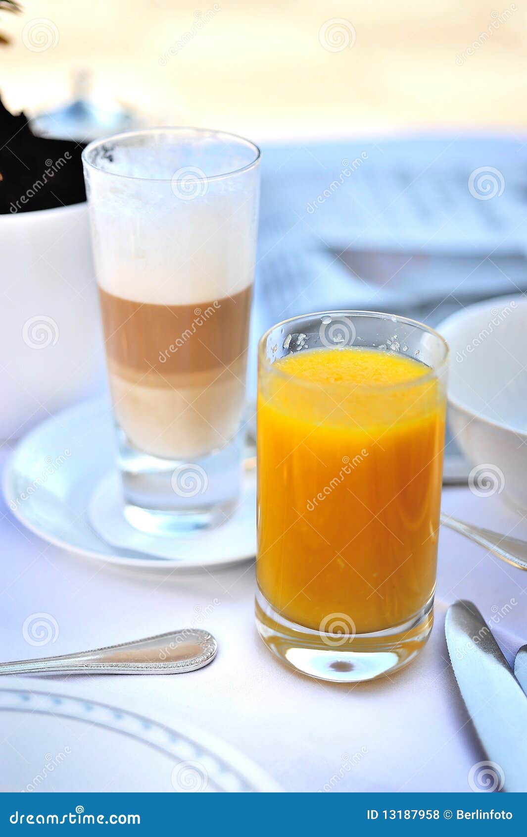 Jus et café photo stock. Image du orange, café, savoureux - 13187958