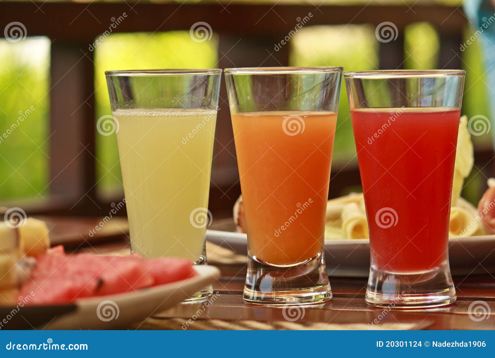 Jus sains de fruit frais photo stock. Image du nutritif - 20301124