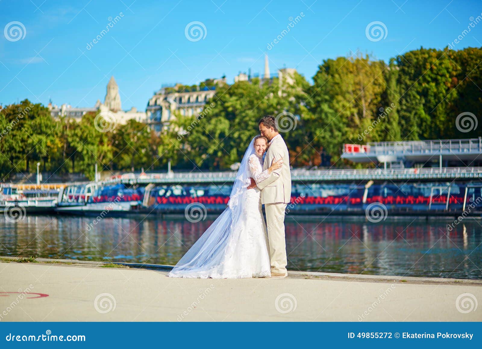 Just Married Couple in Paris Stock Photo - Image of light, celebration ...