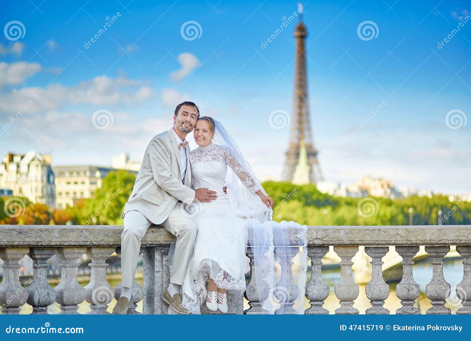 Just Married Couple in Paris Stock Image - Image of marriage, married ...