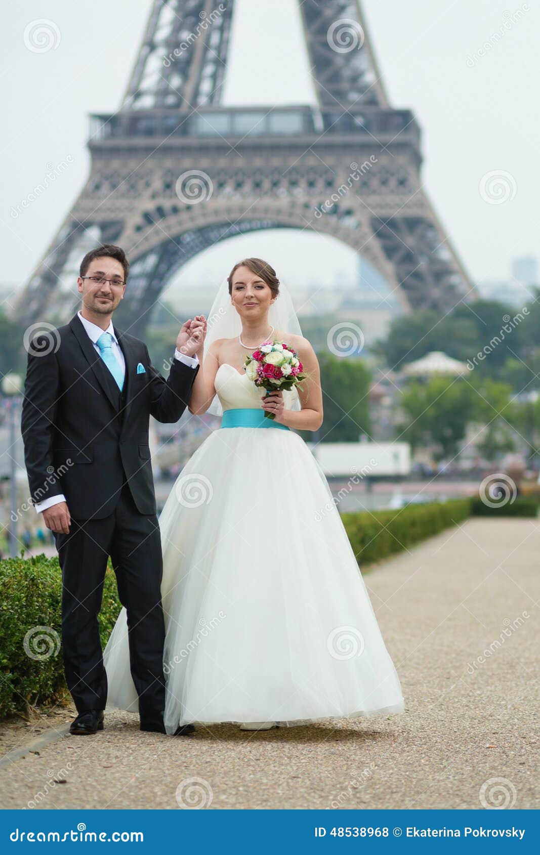 Just Married Couple in Paris Near Stock Photo - Image of paris, beauty ...