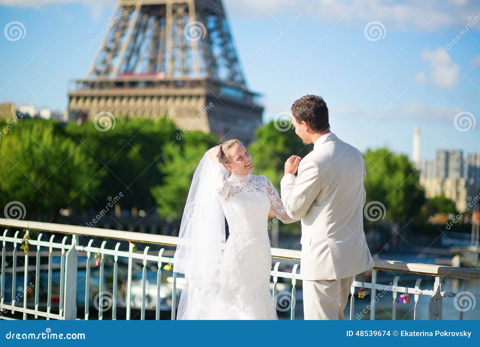 Just Married Couple in Paris Near the Eiffel Tower Stock Photo - Image ...