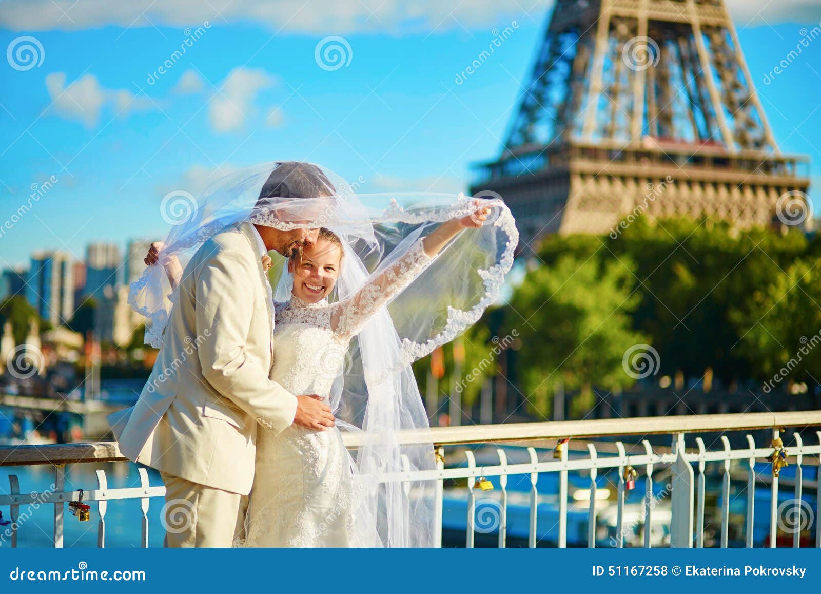 Just Married Couple in Paris Near the Eiffel Tower Stock Photo - Image ...