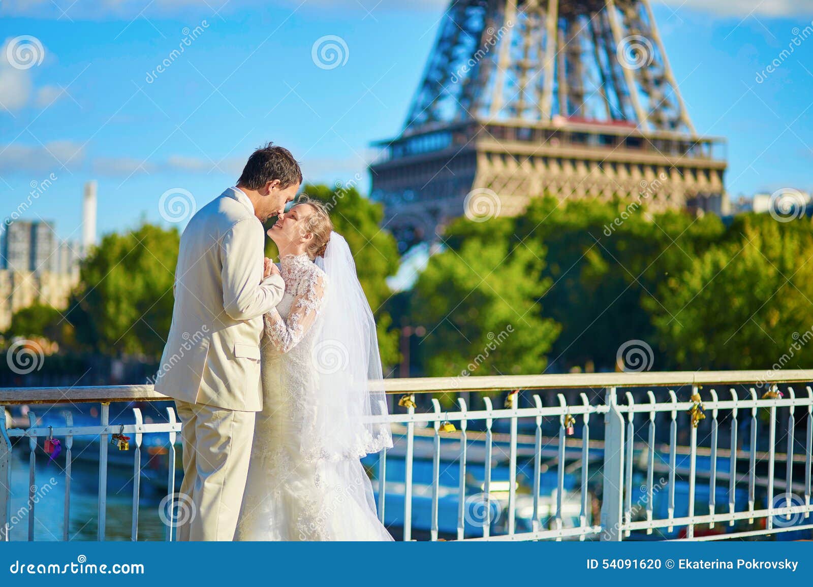 Just Married Couple in Paris Near the Eiffel Tower Stock Photo - Image ...