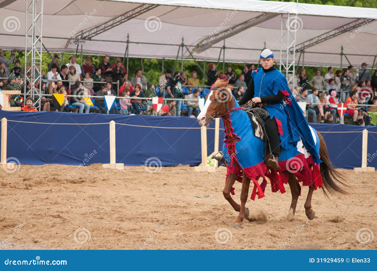 Justa medieval imagen de archivo editorial. Imagen de verano - 31929459