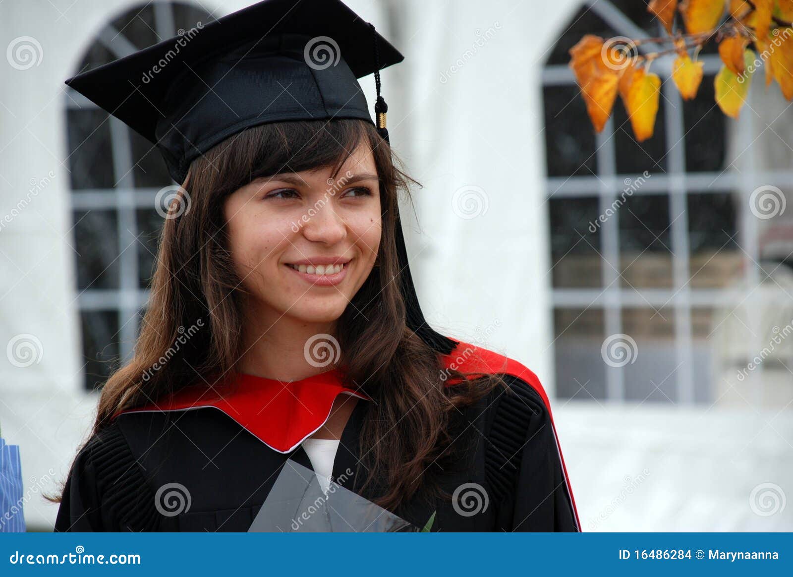 Juste gradué photo stock. Image du gens, femme, rouge - 16486284