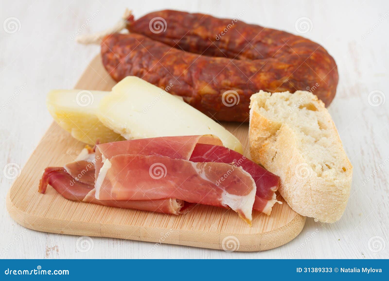 Käse mit Brot, Wurst stockbild. Bild von teller, fett - 31389333