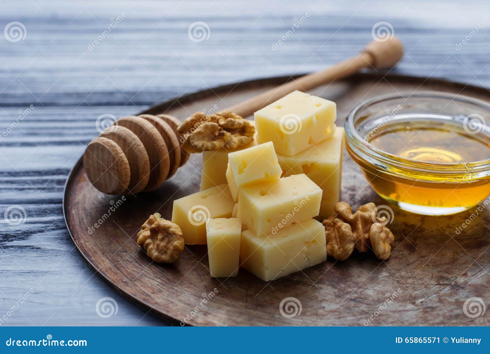 Käse, Nüsse und Honig stockbild. Bild von geschnitten - 65865571