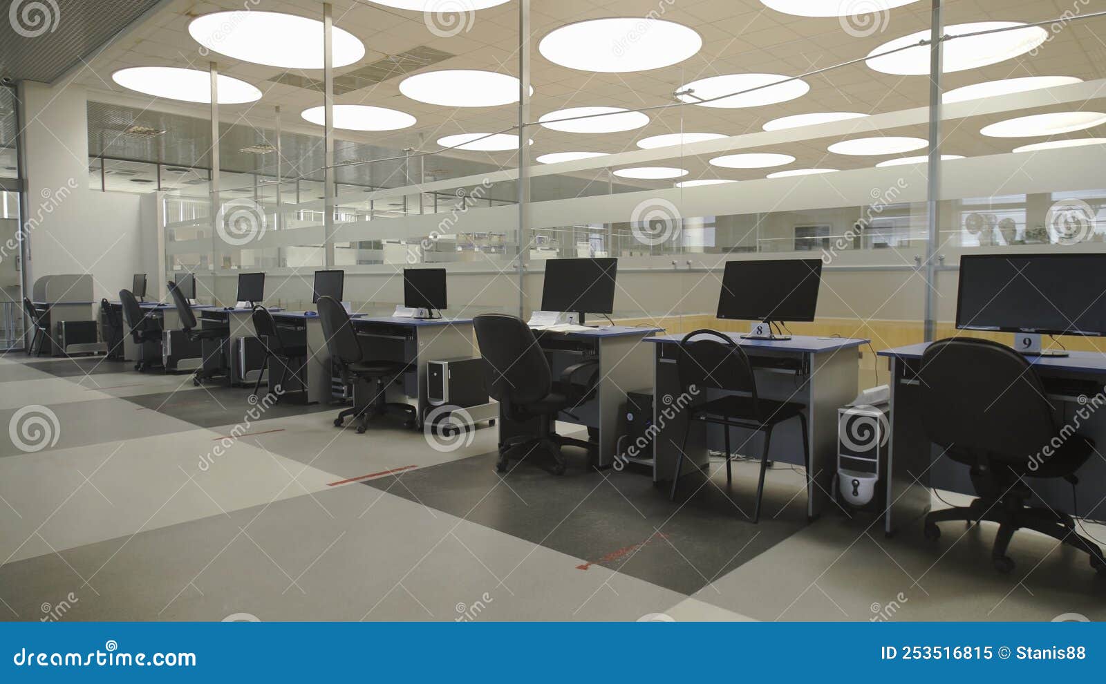 4 K. Clase De Computadora Moderna En La Biblioteca Imagen de archivo ...