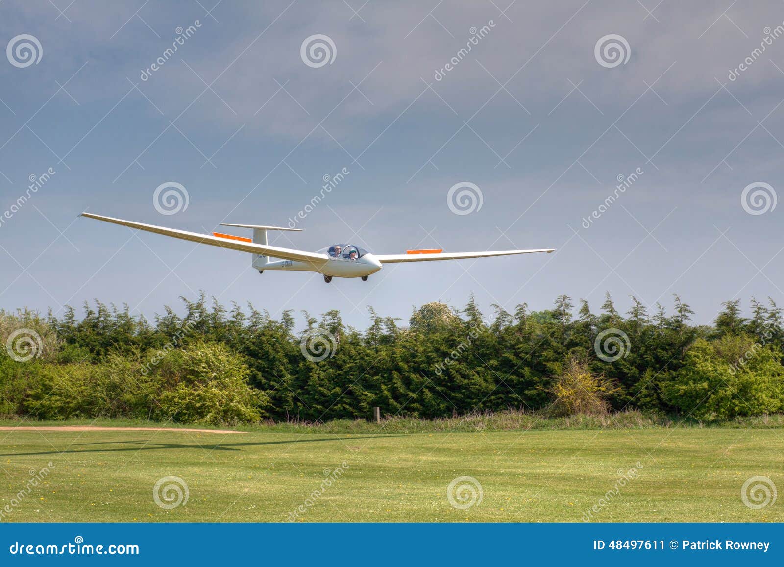 K21 Glider Landing Across Trees Editorial Photo - Image of transport ...