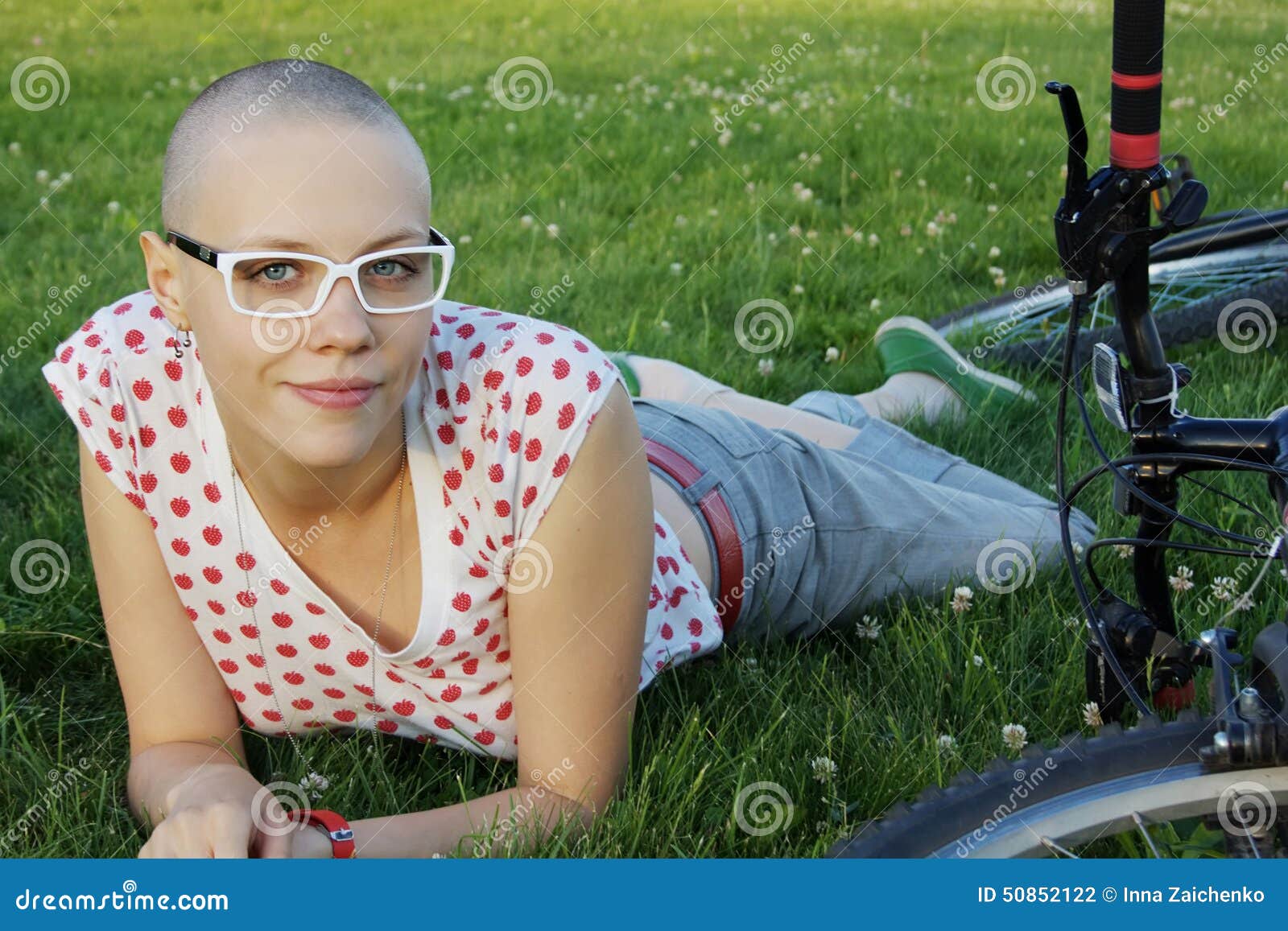 Kaal meisje met glazen stock foto. Image of ogen, stel - 50852122