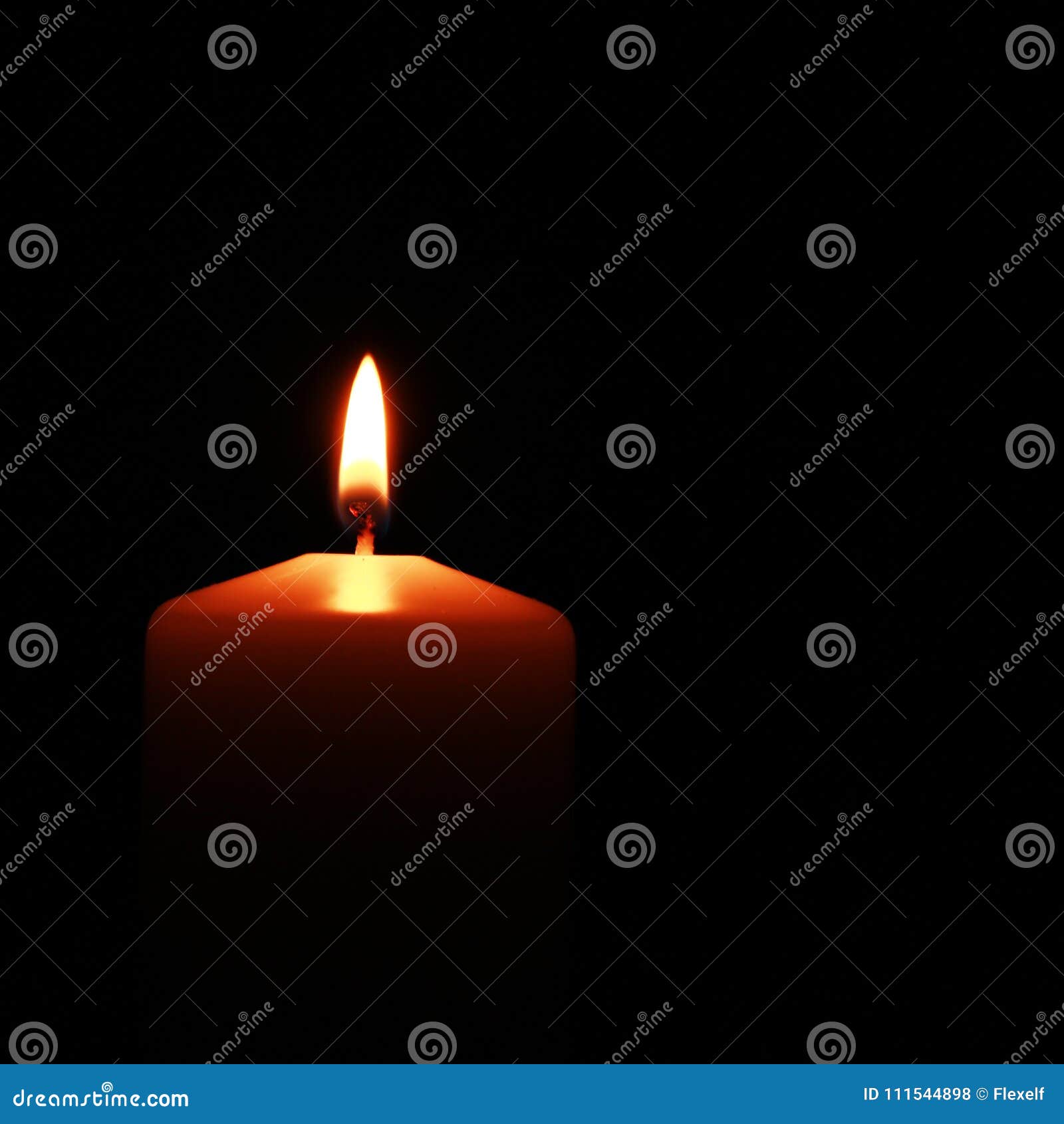 Kaarsvlam in darknes stock foto. Image of godsdienst - 111544898