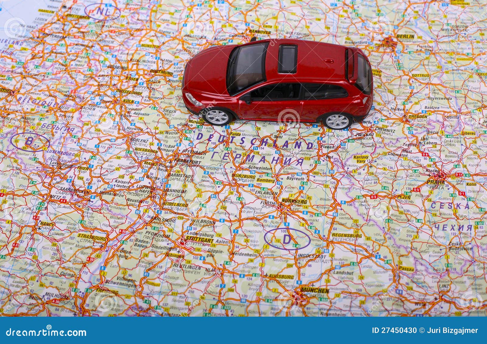 Kaart van Europa en auto stock foto. Image of reis, begeleiding - 27450430