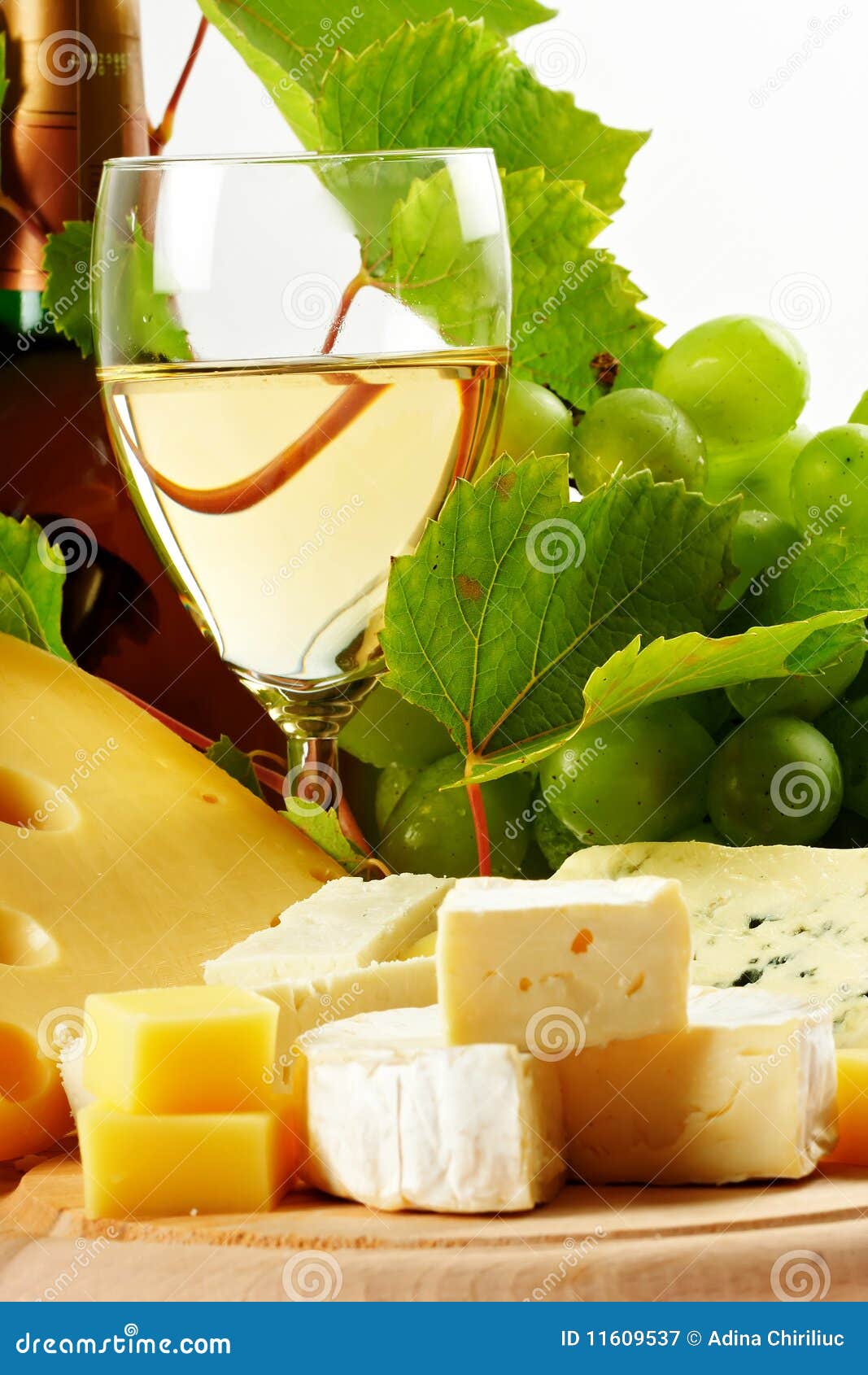 Kaas en wijn stock afbeelding. Image of gouda, moeilijk - 11609537