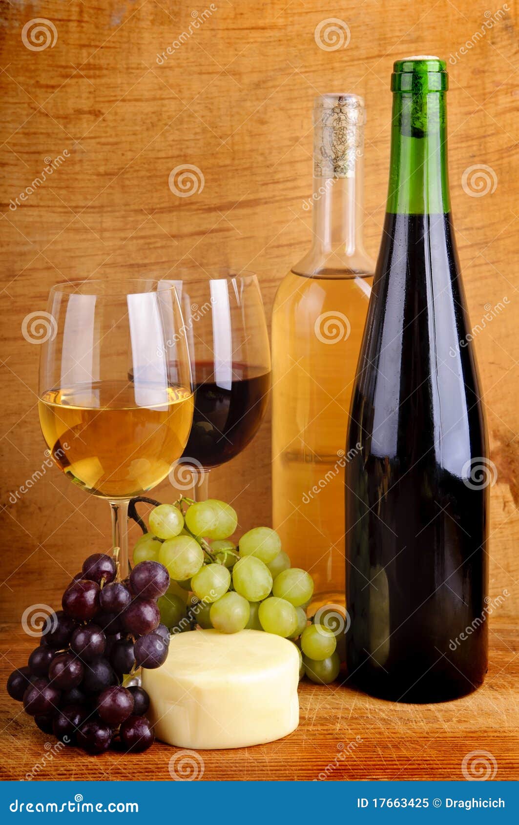Kaas en wijn stock afbeelding. Image of fles, vers, rood - 17663425