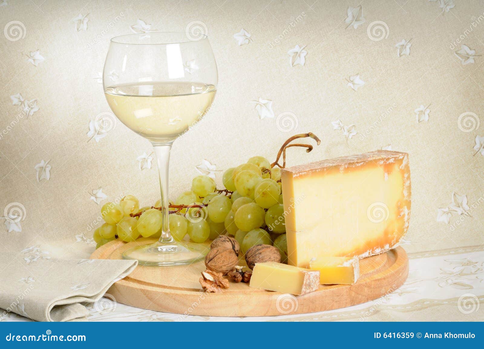 Kaas en wijn stock afbeelding. Image of voedsel, leven - 6416359