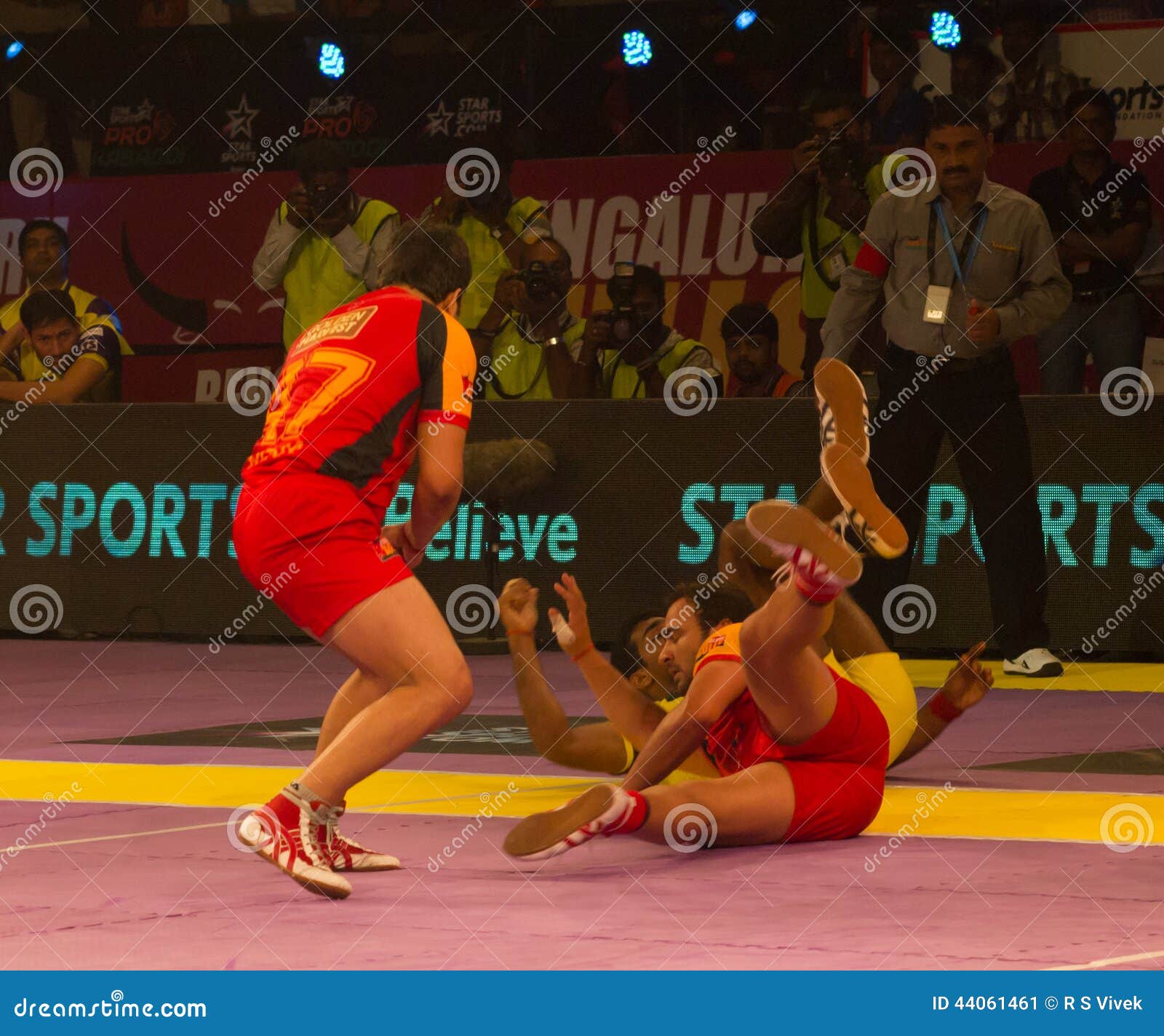 Kabaddi action editorial photo. Image of kabaddi, titans - 44061461