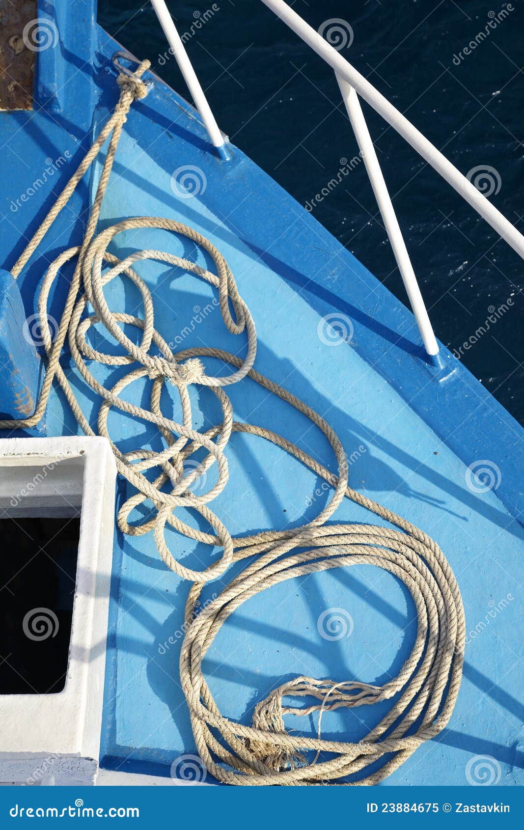 Kabel op het dek stock afbeelding. Image of water, boog - 23884675