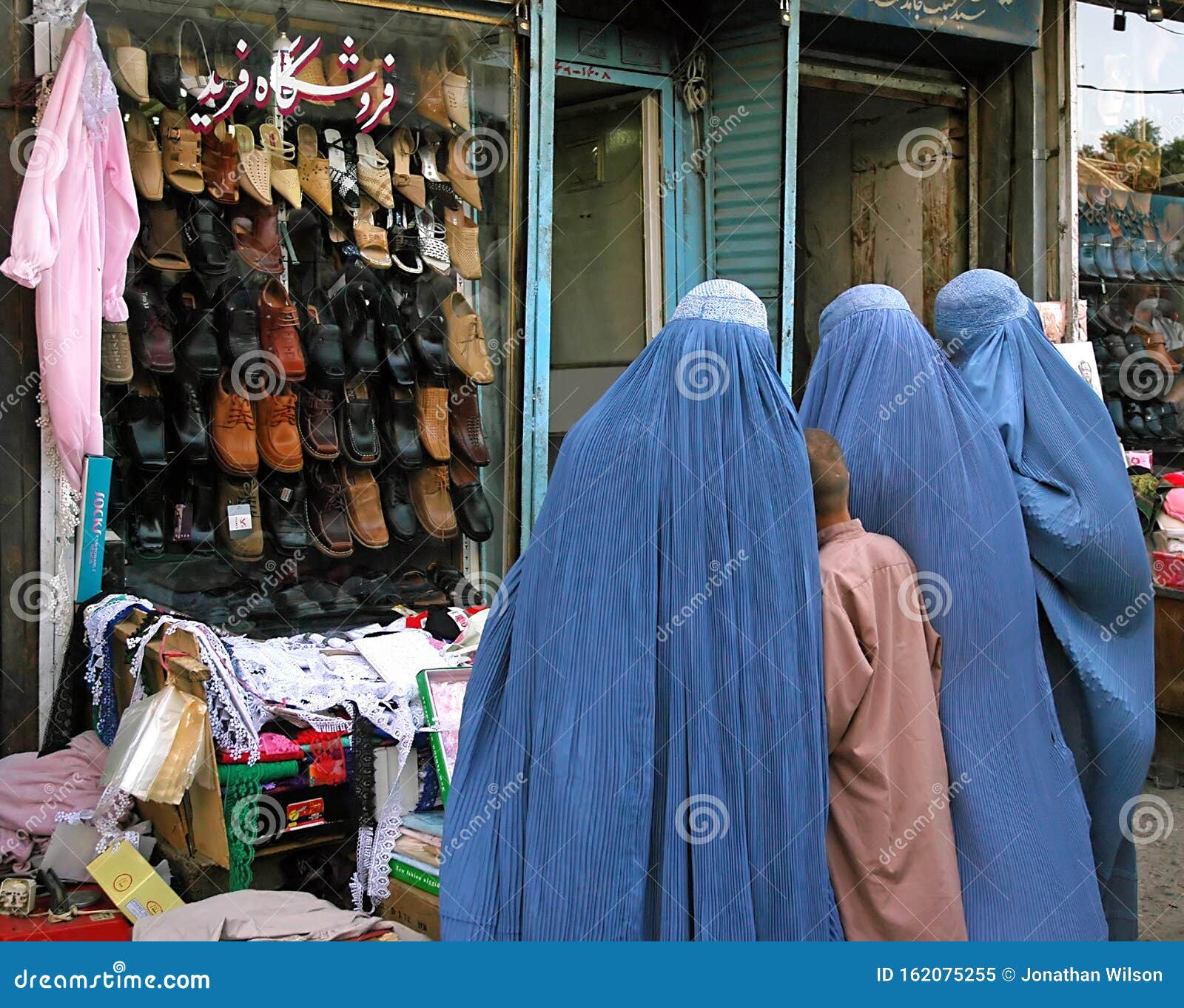 Kabul, Afghanistan: Donne Afghane Con Burqa Blu in Piedi Davanti a Un ... Kabul, Afghanistan: Donne Afghane Con Burqa Blu in Piedi Davanti a Un ...