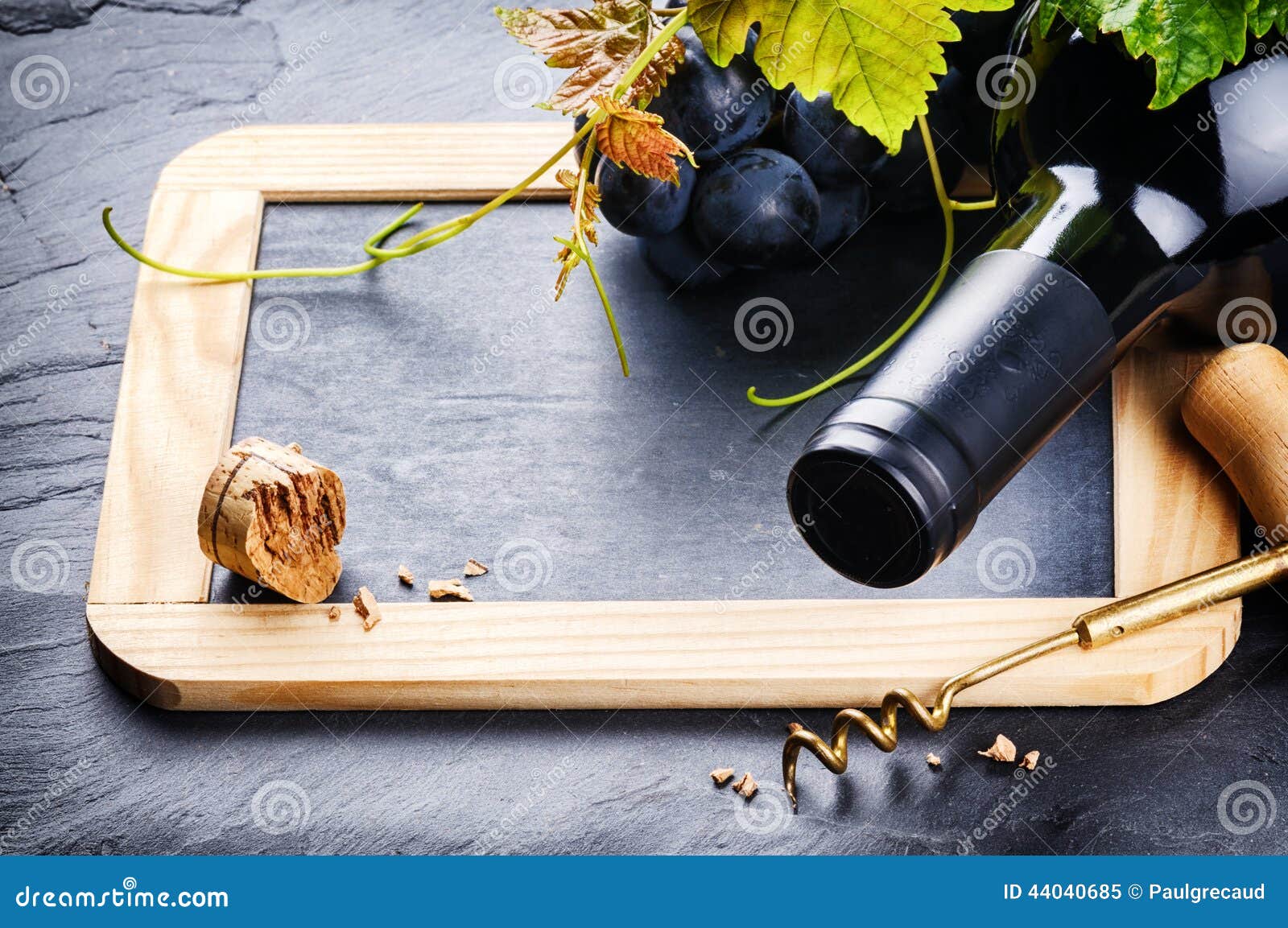 Kader Met Rode Wijnfles En Verse Druif Stock Afbeelding - Image of ...