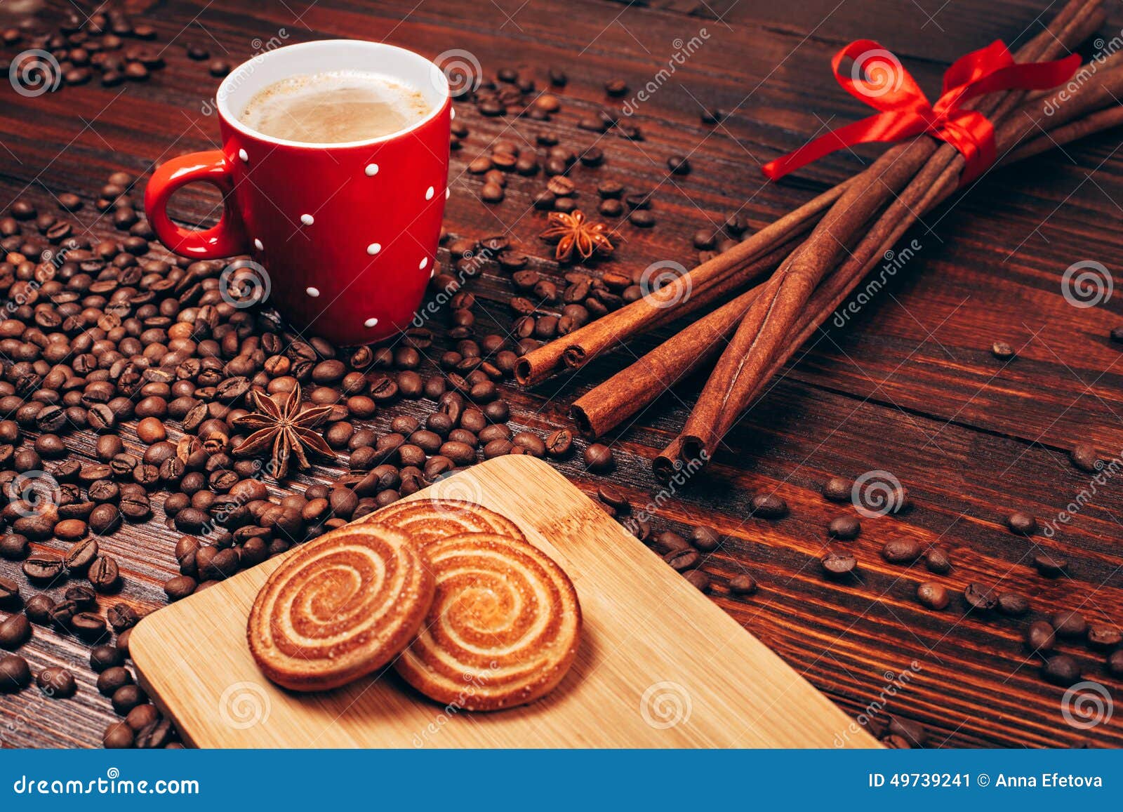 Kaffe med kakor och kanel fotografering för bildbyråer. Bild av skum ...