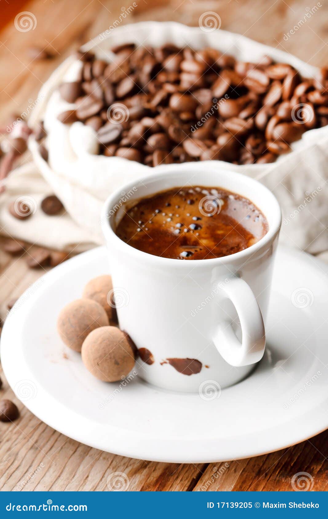 Kaffee auf der Tabelle stockbild. Bild von platte, java - 17139205
