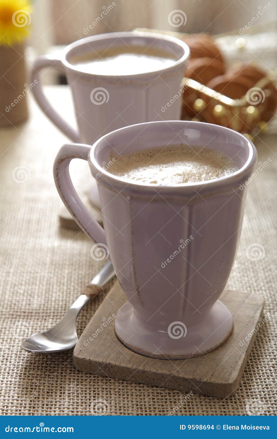 Kaffee-Kaffee Latte in Den Bechern Stockfoto - Bild von beige, getränke ...