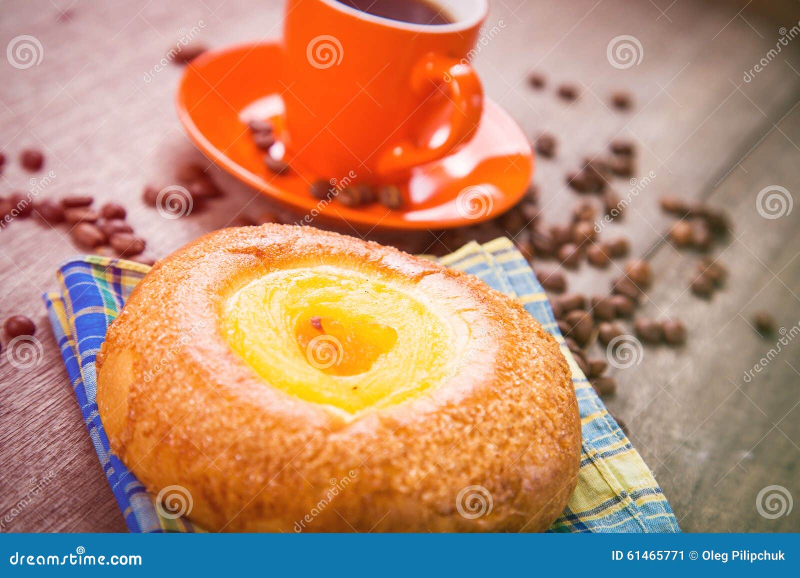 Kaffee mit Kuchen stockbild. Bild von hitze, schwarzes - 61465771