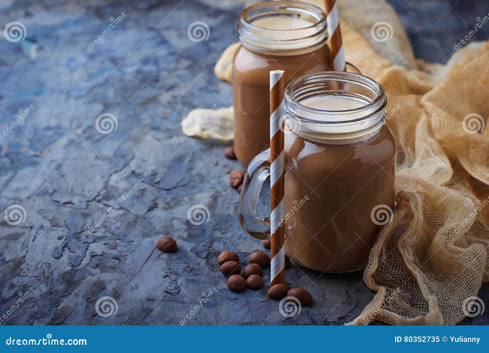Kaffee mit Milch im Glas stockbild. Bild von kühl, frisch - 80352735