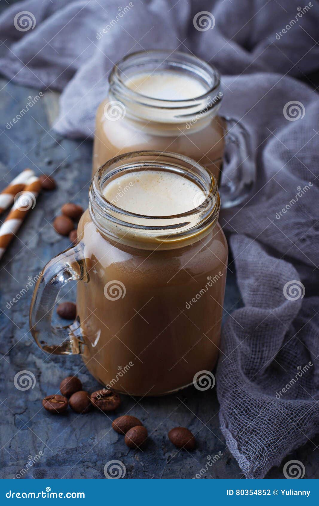 Kaffee mit Milch im Glas stockfoto. Bild von stroh, frisch - 80354852